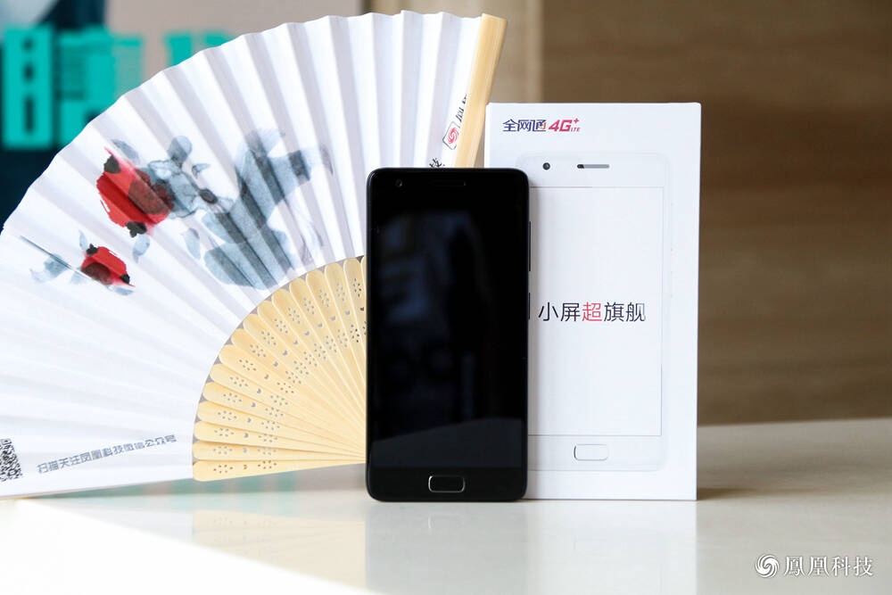 售价1599元 3+32GB版联想ZUK Z2开箱_手机凤凰网