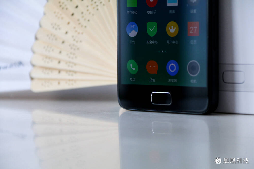 售价1599元 3+32GB版联想ZUK Z2开箱_手机凤凰网