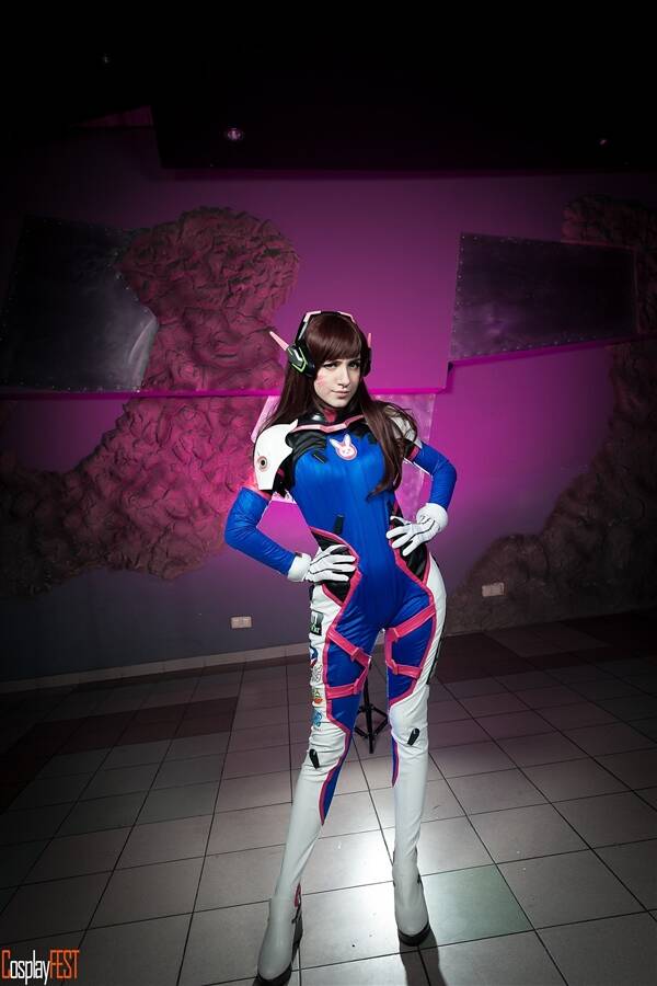 《守望先锋》D.Va姐妹花COS：死神双手握翘臀（图）_手机凤凰网