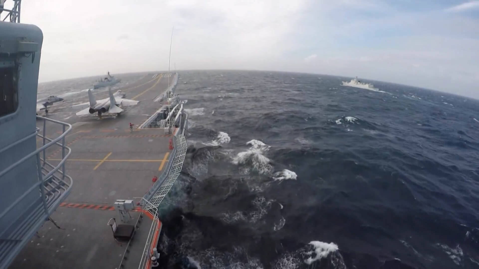 三艘055与两艘052罕见同框 海军战力再次暴走_手机凤凰网