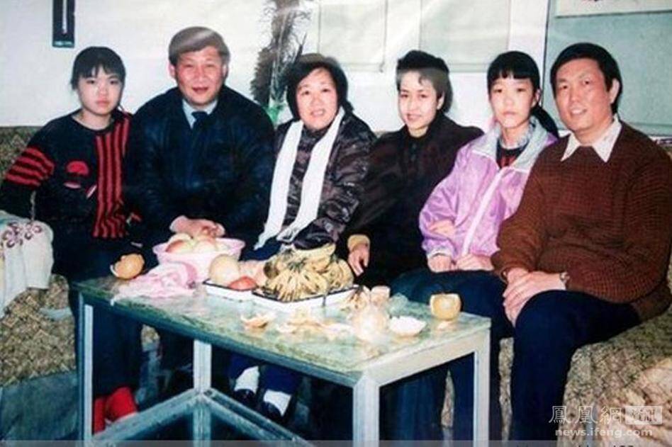 习近平与家人温馨旧照_手机凤凰网