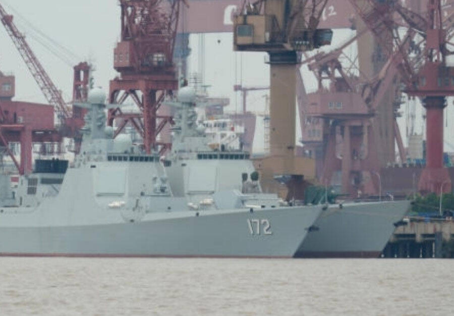 中国新一艘052D驱逐舰完工 与昆明舰并排停靠_手机凤凰网