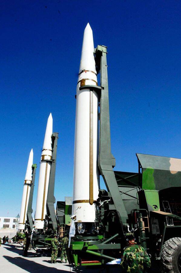 戈壁捡到宝：疑似东风15弹道导弹残骸散落一地_手机凤凰网