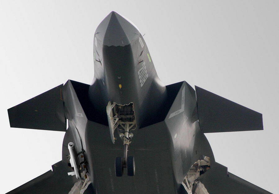 中国PL10导弹可向后攻击 歼20身怀回马枪绝技_手机凤凰网