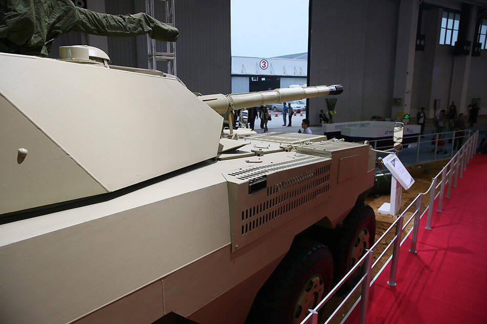 国产外贸版8X8轮式105毫米轮突炮亮相珠海航展_手机凤凰网