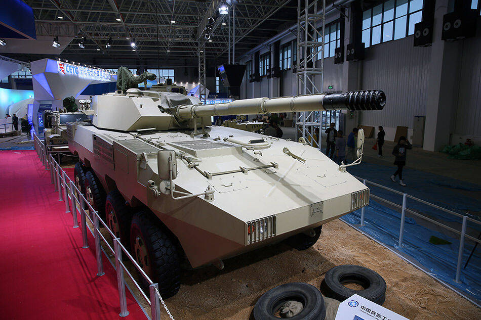 国产外贸版8X8轮式105毫米轮突炮亮相珠海航展_手机凤凰网