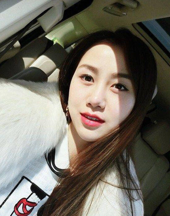 孙悦娇妻春节出国晒自拍 性感装曝光大秀美腿_手机凤凰网