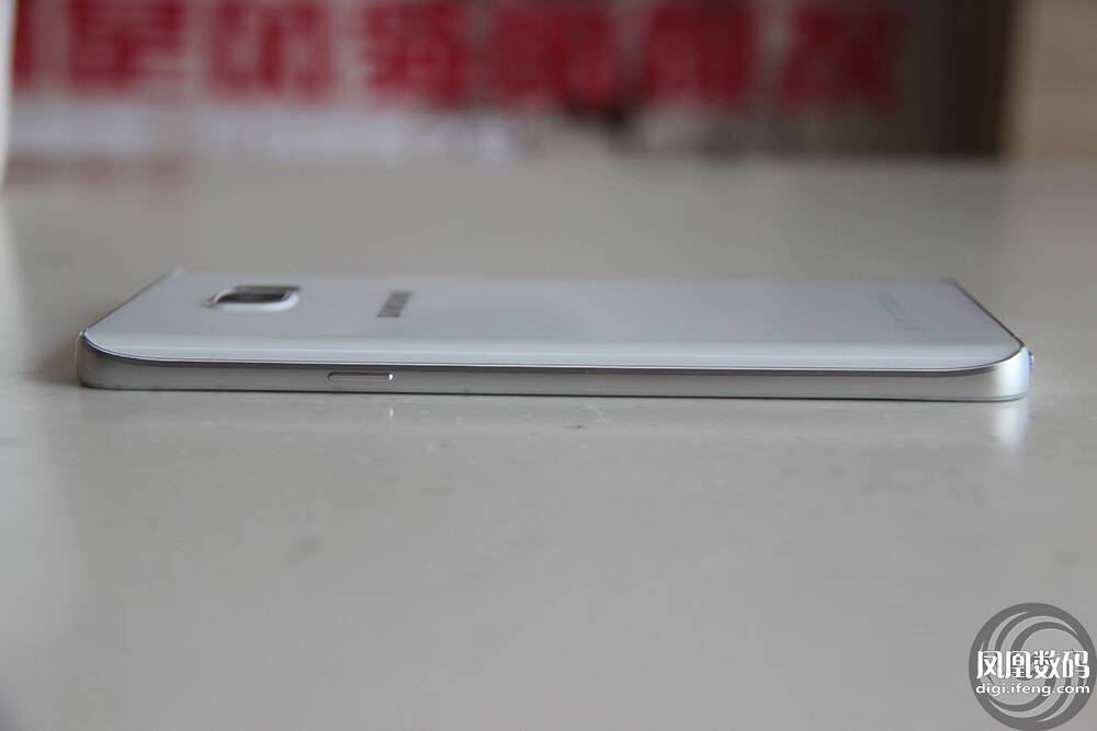 三星galaxy Note 5实拍:采用弧形后背设计 手机凤凰网