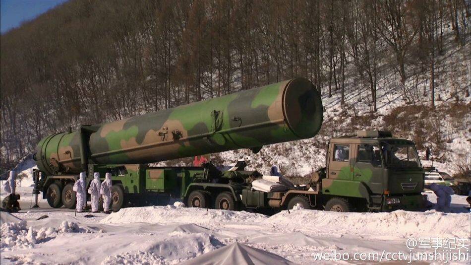 火箭军新春出击：东风31导弹北方雪原起竖壮观_手机凤凰网