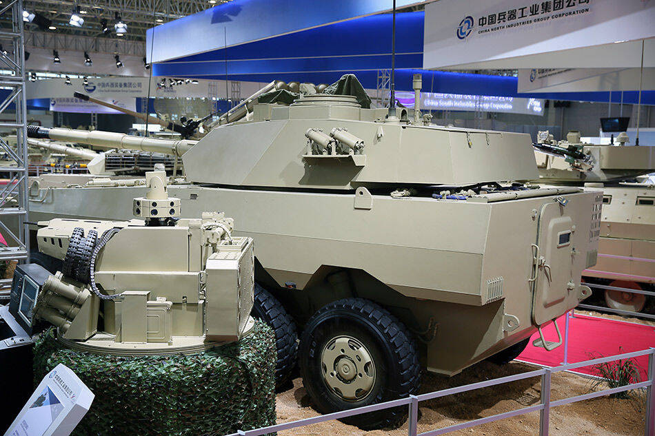 国产外贸版8X8轮式105毫米轮突炮亮相珠海航展_手机凤凰网