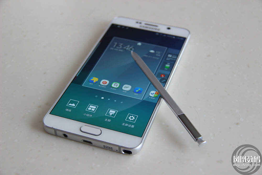 三星galaxy Note 5实拍:采用弧形后背设计 手机凤凰网