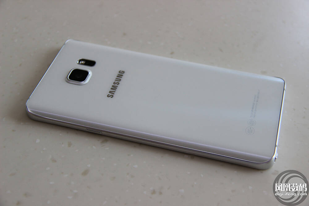 三星galaxy Note 5实拍:采用弧形后背设计 手机凤凰网