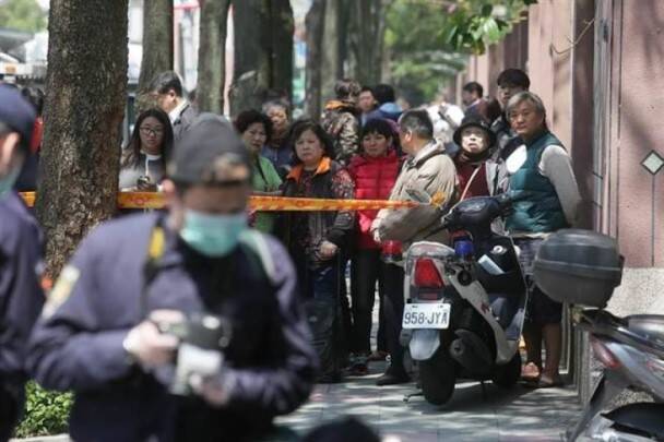 4岁女孩当街遭割喉 母亲目睹全程手机凤凰网