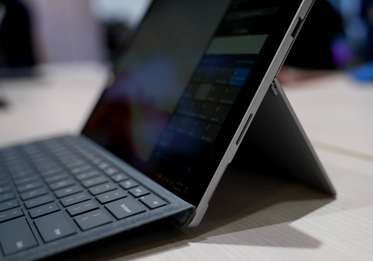 微软全新Surface全家桶现场图赏曝光：Surface Pro X变化大 - IT之家