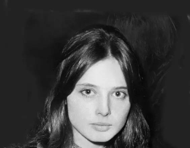 44岁失业又离婚 最贵超模脱华服当农妇