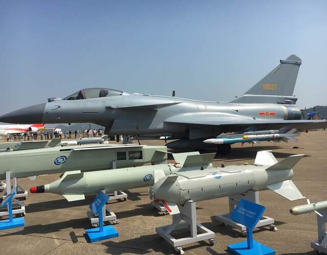 歼20最强格斗弹藏身歼10B展区