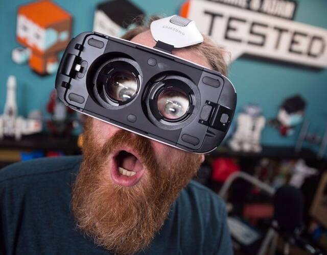 这些人体验VR都能攒一组表情包了