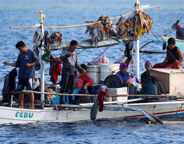 菲律宾人在黄岩岛捕鱼 中国海警在旁巡弋