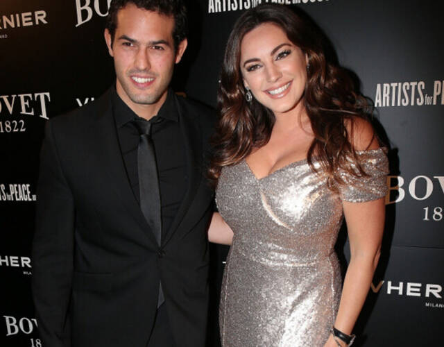 英超乳神拍性感年历 自曝30FF巨胸奥妙