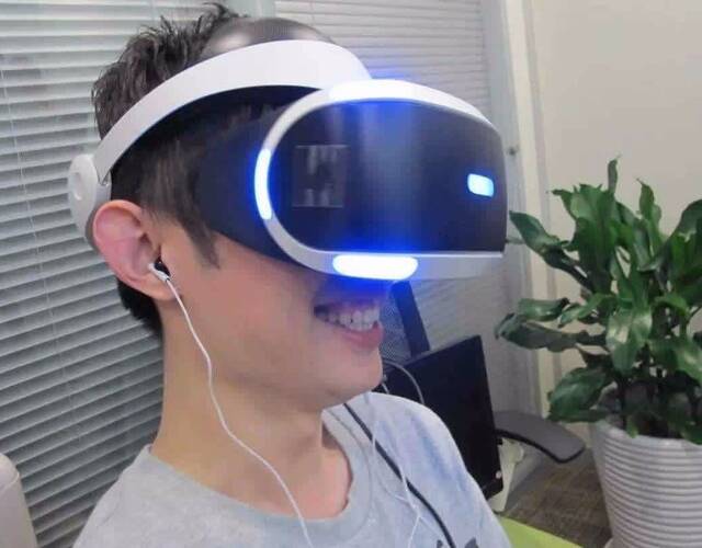 这些人体验VR都能攒一组表情包了