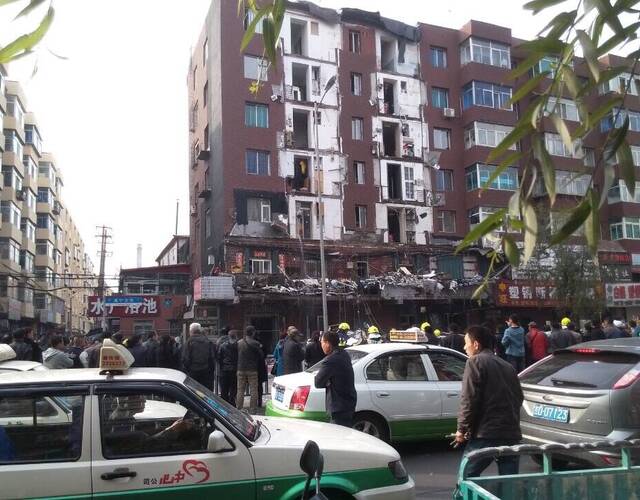 吉林：一居民楼十户阳台全部坍塌