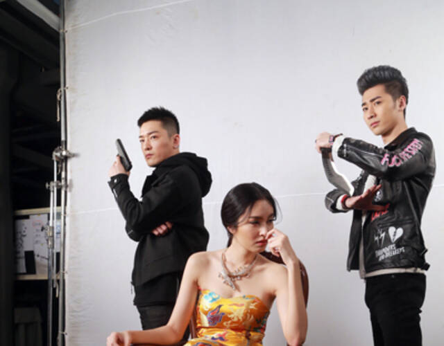 最美人妖Poy穿龙袍 与性感演员同框斗艳